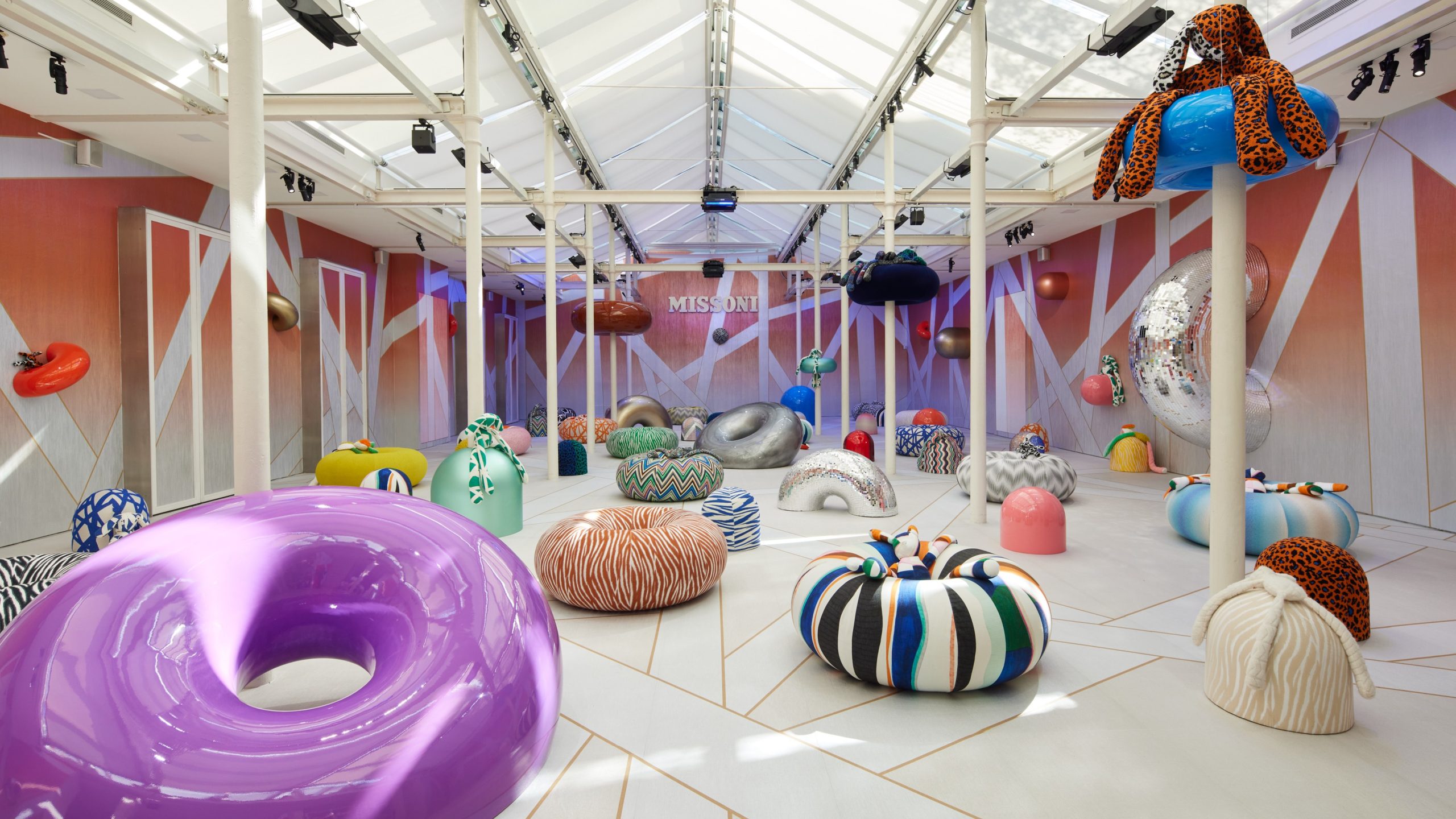 מבזק מילאנו: שובם של הצבע, החלומיות והאסקפיזם – מגזין לג'יט Legit Magazine